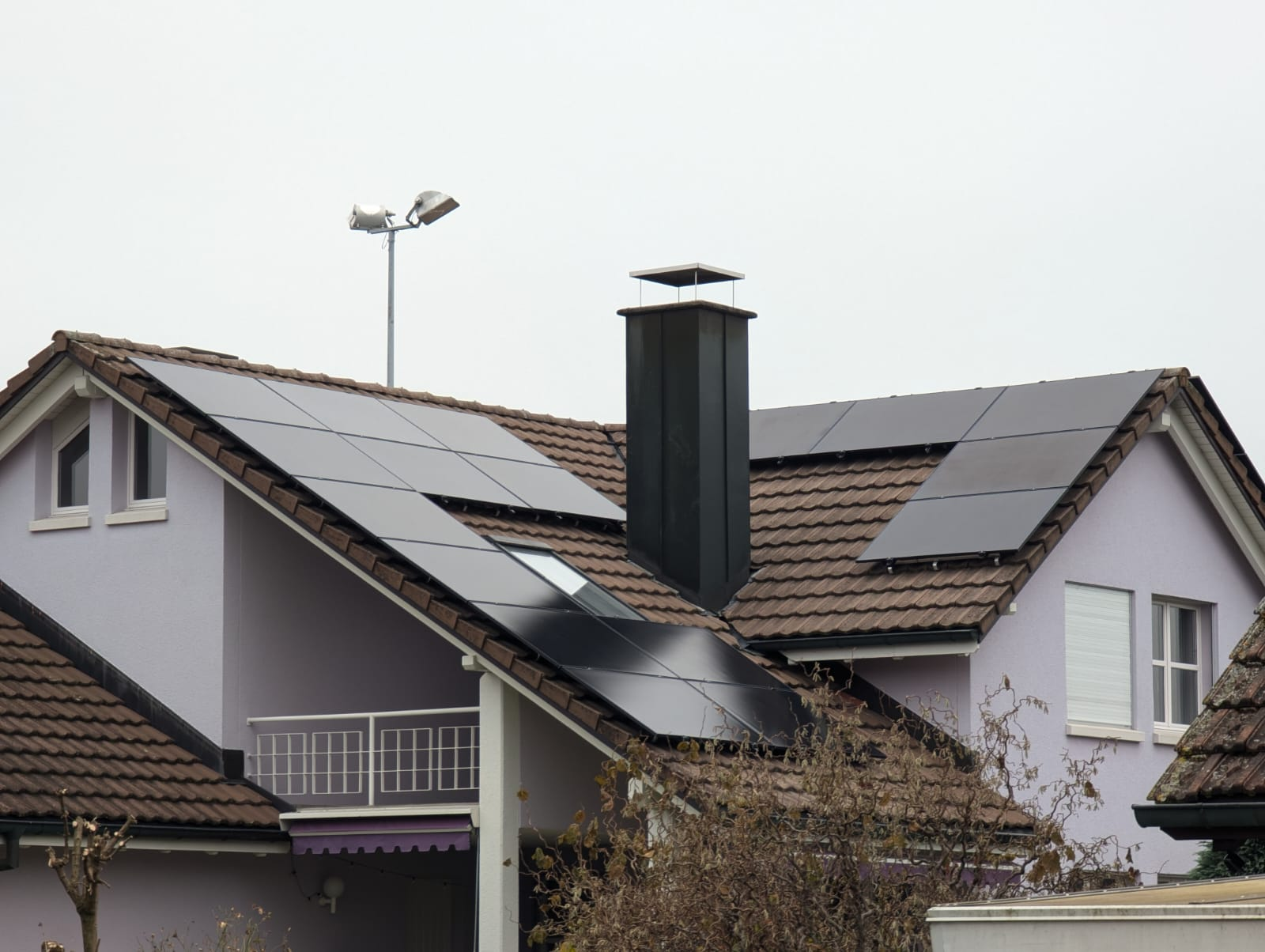 Full Black Solar Panels Are Becoming the New Normal - Professional ...
